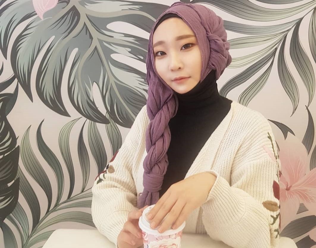 Kamu Bisa Ikuti trend Hijab 6 Seleb Mualaf yang Mantap Berhijab ...