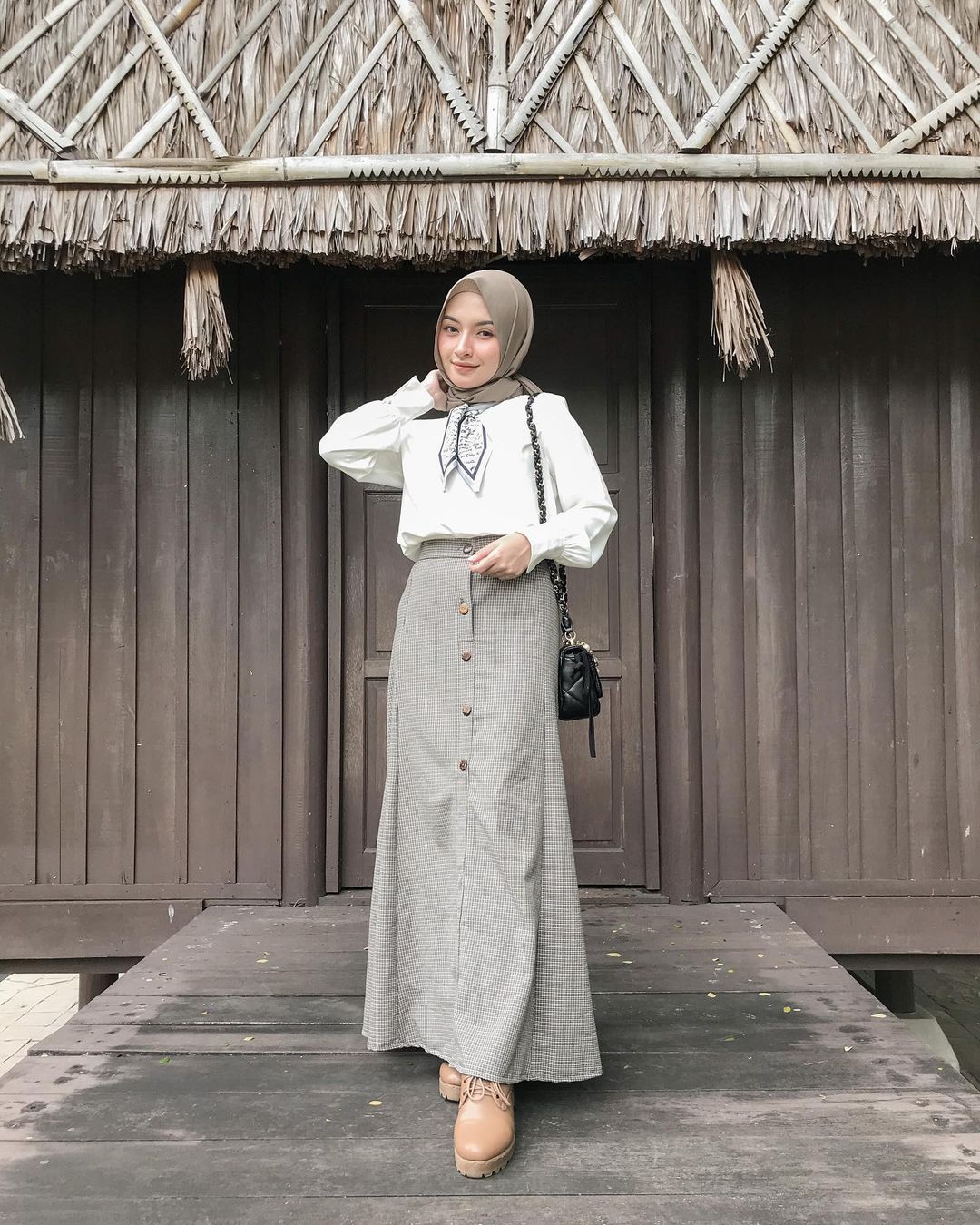 Inspirasi Outfit Hijab Feminim dengan Rok yang Chic dan Klasik – AVANASCARF